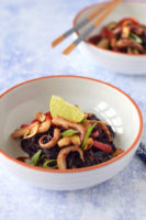 Gewokte pijlinktvis 'Asian style' met noedels en limoen - Anniepannie.nl